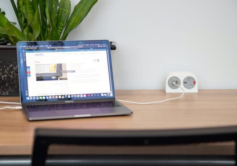 PHASE – flexible desktop charger | OE Electrics